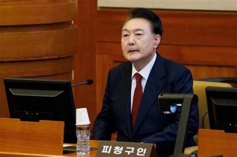 Tổng Thống Hàn Quốc Yoon Suk Yeol Giữ Im Lặng Trong Phiên Tòa Lịch Sử