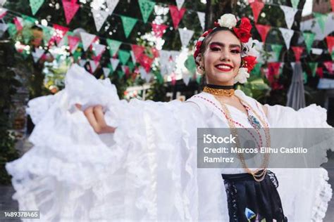 멕시코 베라크루스에서 온 전통 멕시코 드레스를 입은 라틴 여성 독립 기념일 또는 Cinco De Mayo 퍼레이드 또는 문화 축제에 젊은 히스패닉계 사람들 25 29세에