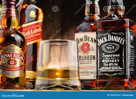 Zusammensetzung Mit Glas Und Flaschen Einiger Whiskymarken