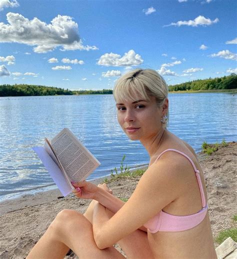 7 Hot Sexy Nesbeth Bikini Pics