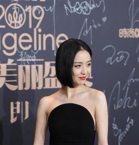 佟丽娅真是美到骨子里了黑色抹胸连衣裙性感成熟尽显优雅魅力