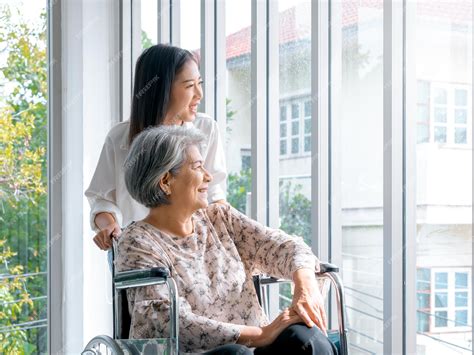 Feliz Anciana Asiática Madre O Abuelos En Silla De Ruedas Cuidando A