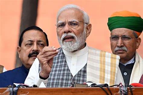 Pm Modi Interacts With Viksit Bharat Sankalp Yatra Beneficiaries