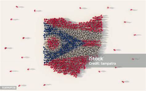 소셜 미디어와 흰색 바탕에 커뮤니티 개념에 미국에서 오하이오 플래그 맵을 형성 하는 사람들의 큰 그룹 위의 군중 그림의 3d 기호 기호 함께 모여 오하이오에 대한 스톡 사진