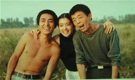 巩俐年轻时比基尼美照：清纯漂亮，不少网友却评论“土气淳朴”泳装