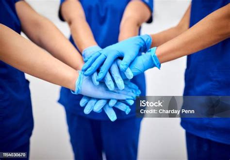 你和我們在安全的手中 照片檔及更多 護士 照片 護士 團隊工作 手 Istock