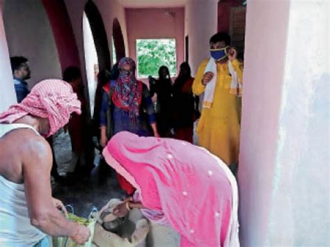 Mid Day Meal Distribution Among Students वितरण छात्रों में मिड डे
