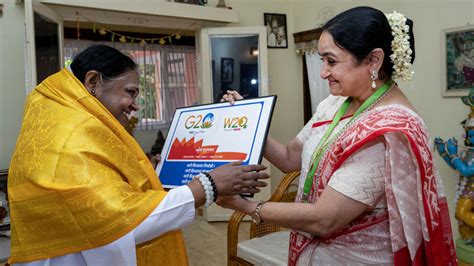 Renowned Classical Dancer Dr Sandhya Purecha Meets Amma Sri Mata