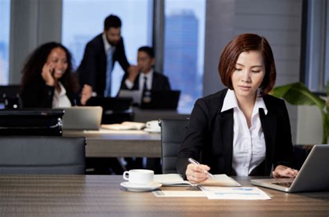 5 Cara Introvert Menonjol Di Tempat Kerja Agar Karier Sukses Glints