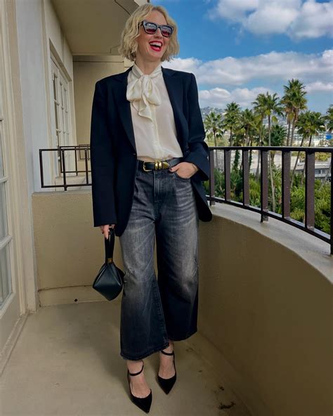 Carrie Coon Behind The Scenes Episode 207 That Room Was So Hot Gildedagehbo Streamonmax