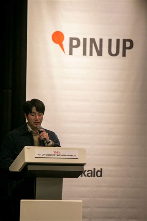 핀업 공모전 시상식에 연사로 초청되어 디자이너와 예비디자이너 분들 앞에서 제 이야기를 들려드리고 왔습니다 수상하기를 열망하던 공모전에서 발표자로 나서게 되다니 저를