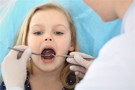 의사 동안 구강 검사를 하는 동안 열려있는 입으로 치과의 자에 앉아 작은 아기 소녀 치과 의사 사무실 방문 의학 개념 4 5세에 대한 스톡 사진 및 기타 이미지 Istock