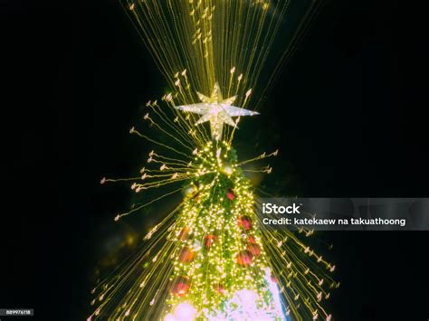 확대 축소 버스트 인공 소나무 크리스마스 트리 Led 장식의 Bokeh 빛 Defocused 배경에 별 빛과 질감 크리스마스 이브 새 해 파티 휴일 및 축 하에 대 한