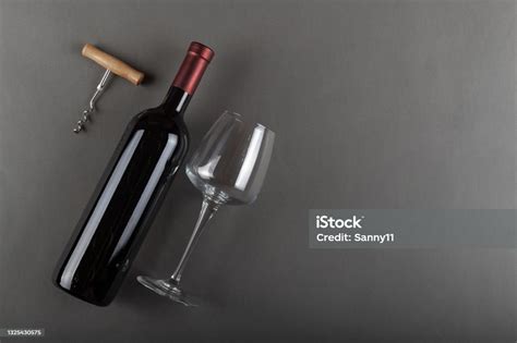 회색 배경에 코르크 레드 와인 병 코르크 나사와 빈 와인 잔 알코올 음료 와인 제조 개념 텍스트 공간입니다 Performing Arts Event에 대한 스톡 사진 및 기타