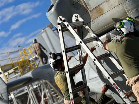 Navy Fields New Protective Headgear For Marine Corps Aviation