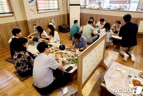 강원 새 거리두기 첫날 음식점에 단체손님 ‘북적 뉴스1