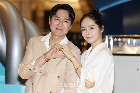 덕샷 연정훈 한가인 부부 다정하게 하트