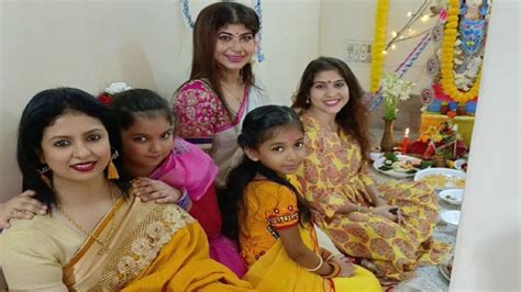 शमी की पत्नी हसीन जहां ने देवी के सामने टेका माथा बेटी के साथ की माँ