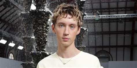 Troye Sivan Talks His Kelly Clarkson ‘feud And Celebrity Crush Makes