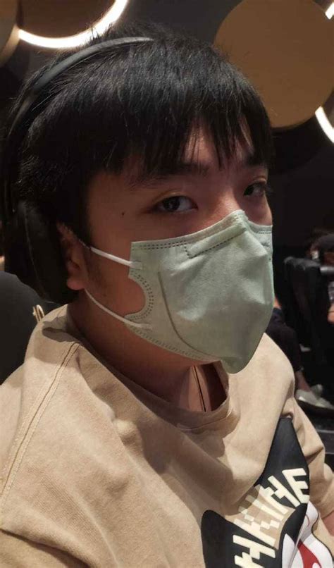费曼晒近照回应身材发胖 厌世脸自拍超可爱 搜狐大视野 搜狐新闻