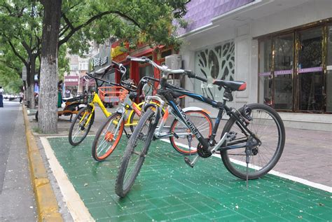 庐江路新增非机动车“绿色停车位”