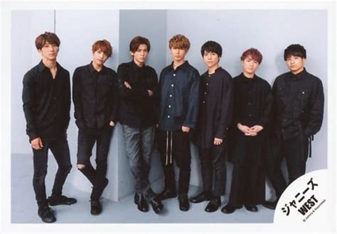 ジャニーズwest集合7人横型・全身・衣装黒・センター藤井・背景白「スタートダッシュアカツキ」mv＆ジャケ写撮影オフショット公式