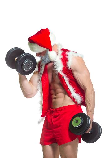크리스마스 크리스마스 모자와 빨간 반바지를 입고 회색 수염을 가진 강한 근육질의 산타 클로스는 흰색 배경에 고립 된 운동을