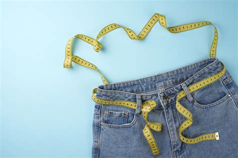 파란색 배경에 청바지와 줄자 복사 공간 클로즈업 체중 감량과 다이어트 개념 0명에 대한 스톡 사진 및 기타 이미지 0명 가냘픈 개념 Istock