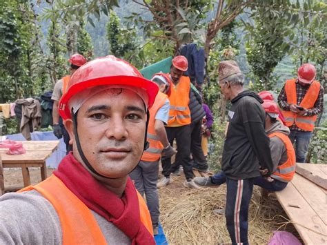 वाइसीएल केन्द्रीय सदस्य शाहीको टोलिले १५ बटा अस्थायी आवास टहरा निर्माण