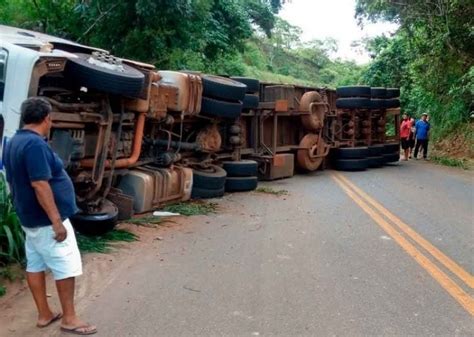 Carreta tomba na MG após motorista perder o controle e atingir barranco Rádio Montanheza