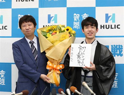 16日、棋聖戦第四戦を制し史上最年少記録となるタイトルを獲得し師匠・杉本昌隆七段（左）から花束を贈られる藤井聡太新棋聖（撮影・後藤 正志
