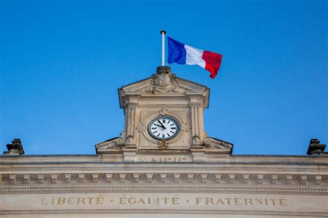 프랑스 의 삼색 플래그 와 Mairie Liberte Egalite 사교 프랑스 텍스트 건물 평균 마을 회관과 프랑스 도심에서