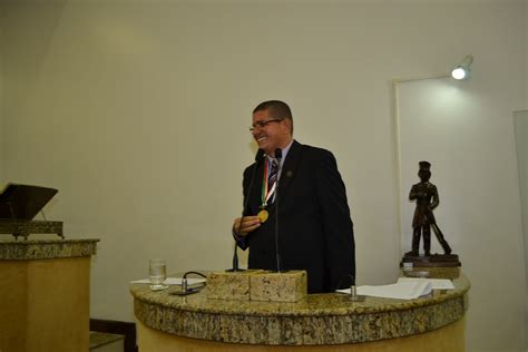 Melandvini Professor Reginaldo Da Silva Santos Recebendo A Comenda Àureo