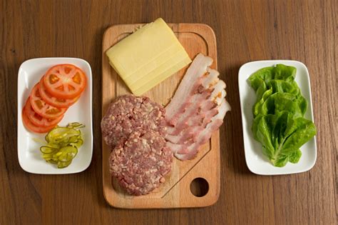 햄버거를 요리 재료입니다 원시 지상 나무 배경탑 뷰 위에 고기 Cutlets에 나무도 마 토마토 야채 피 클 케첩 치즈 쇠고기