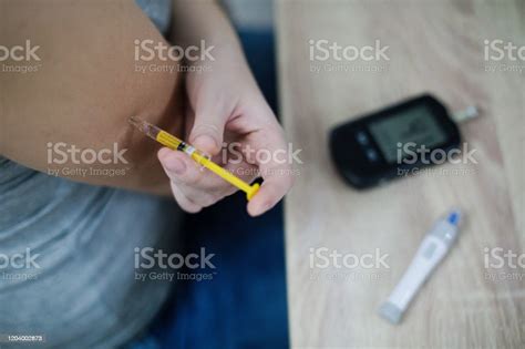 당뇨병 당뇨병을 가진 여자 건강 검진에 대한 스톡 사진 및 기타 이미지 건강 검진 건강 진단 건강관리와 의술 Istock