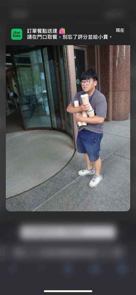 主管訂外送飲料忘記訂袋子 同事下去拿餐後外送員說要拍照回報 直接請同事拿著拍 超好笑