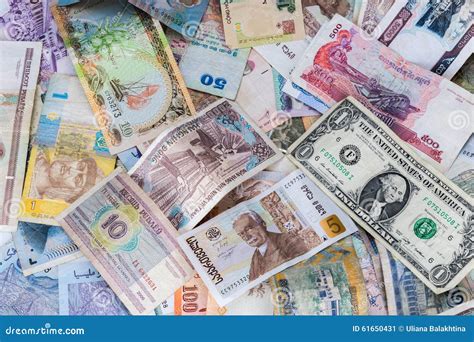Muchos Billetes De Banco De Los Países Diferentes Dispersaron En La Tabla Imagen de archivo