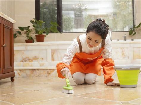 瓷砖有胶带痕迹很难清洁用了这办法立马一尘不染
