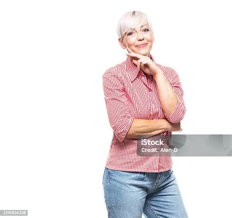 예쁜 여자가 카메라를 보면서 포즈를 취하고 있으며 흰색 배경에 고립되어 있습니다 공간 복사 예쁜 중년 여성 30 39세에 대한 스톡 사진 및 기타 이미지 Istock