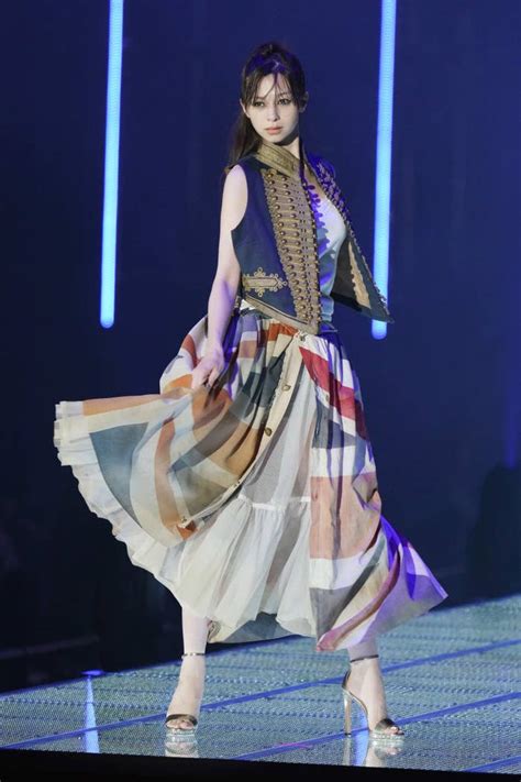 「え、嘘だろ…」「俺の“中条あやみ”がぁあぁぁ」突然の“ご報告”に早くも祝福とロスの声が続出！ネットは混沌…