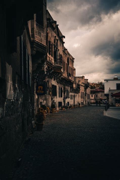 계단을 청소하는 사람의 사진 · 무료 스톡 사진