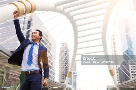 사업가 웃 고 그의 사업 성공 성과 번호 1 사무실 건물 배경공기에서 주먹 및 개념 이기 건축물에 대한 스톡 사진 및 기타 이미지 Istock