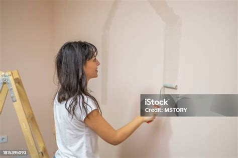 페인트 롤러로 그림을 그리는 여성 그녀는 자신의 작업을 올바르게 끝내기 위해 헌신적이고 결심했습니다 20 24세에 대한 스톡 사진 및 기타 이미지 Istock