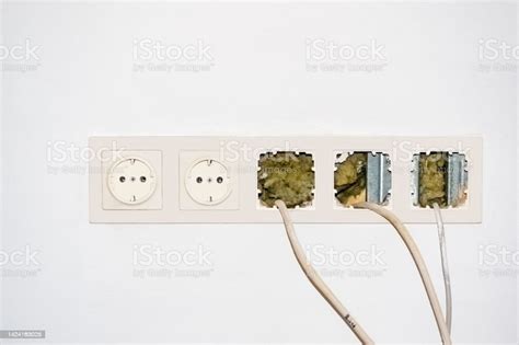 흰색 벽에 스위치와 돌출 전선이있는 흰색 전기 소켓 0명에 대한 스톡 사진 및 기타 이미지 0명 라트비아 사진 이미지
