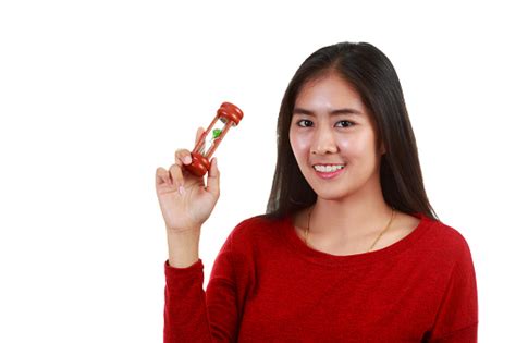 흰색 배경에 미소와 함께 모래 잔을 들고 카메라를보고 젊은 아시아 여성의 초상화 검은색에 대한 스톡 사진 및 기타 이미지