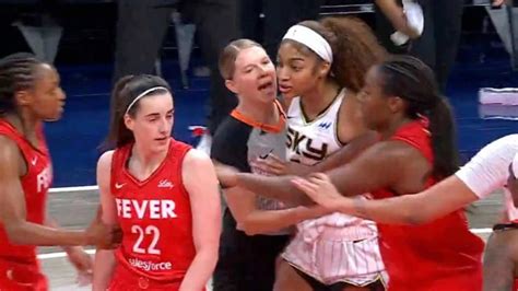 安吉尔·里斯在一次恶意犯规后不得不被拦住，避免与凯特琳·克拉克发生冲突