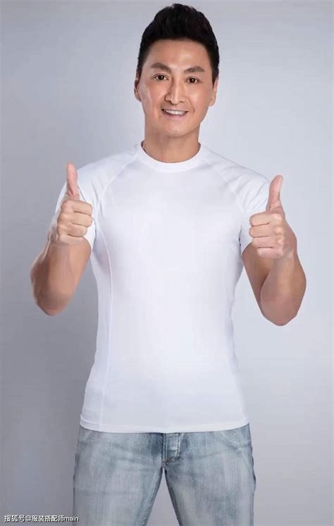 何家劲61岁颜值不掉线，身形健壮堪比猛男，仍是妈妈们的梦中男神展昭