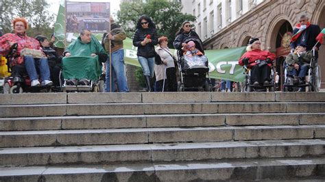 Хора с увреждания излязоха на протест искат достъпна среда Новини бг