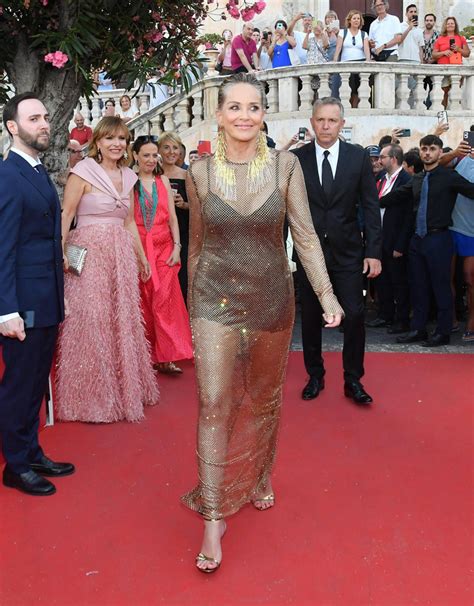 Sharon Stone 66 Ans Porte Une Robe Très Courte — Tout Le Monde Remarque La Même Chose Sympa