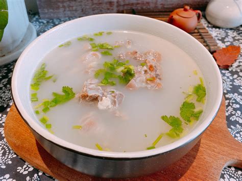 炖羊肉汤，牢记这4个诀窍，炖出来羊汤奶白，鲜美好喝，不腥不膻香菜营养身体
